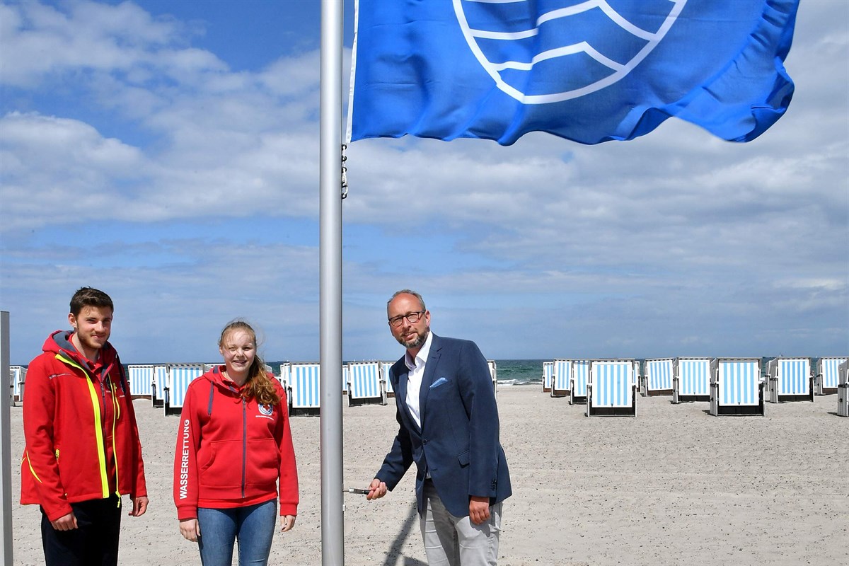 Blaue Flagge weht in Warnemünde und Markgrafenheide | Rostock-Heute